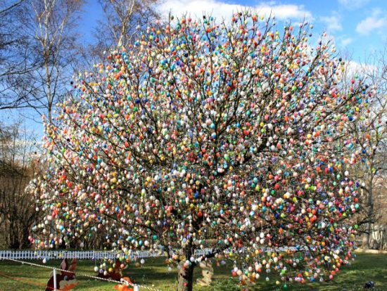 12 Easter Egg Trees To Make with your family!
